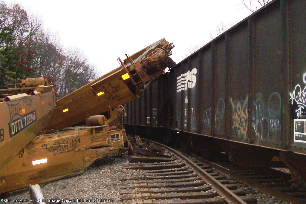 Norfolk Southern C40-9W #9624 and C40-8W #8406 were leading coal train #838 which side-swiped ...